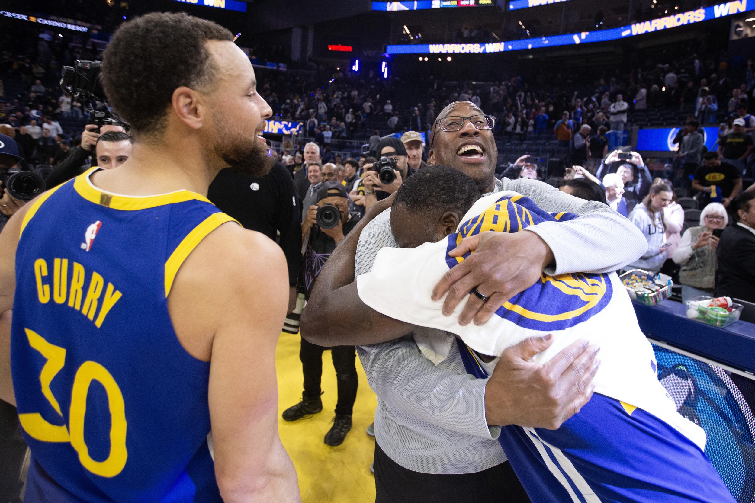 Mike Brown hugging Draymond Green 'did not land well' with Knicks players