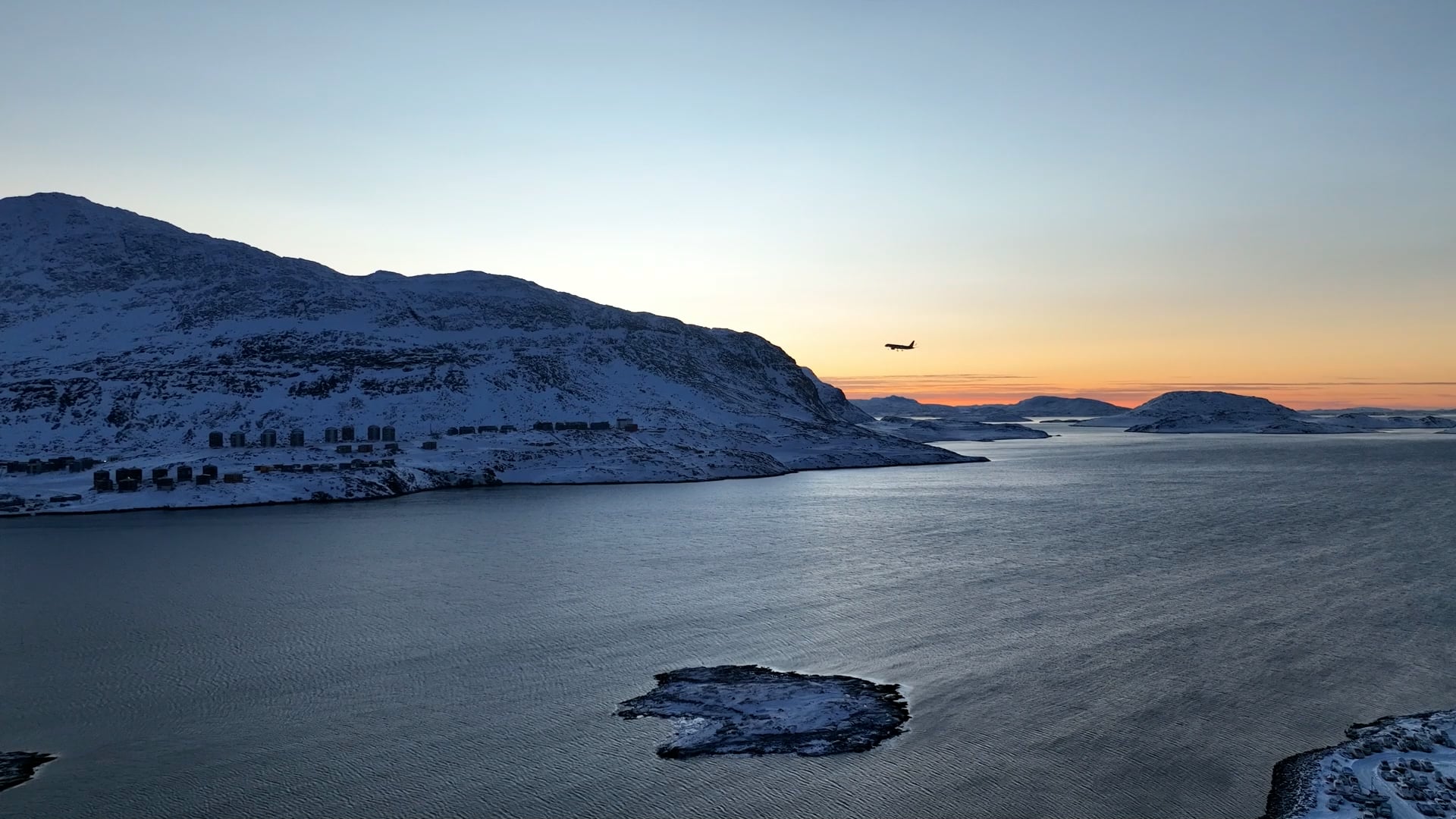 Nuuk, Grónsko: Pohledy z dronu na zářivě zbarvené domy uprostřed ...