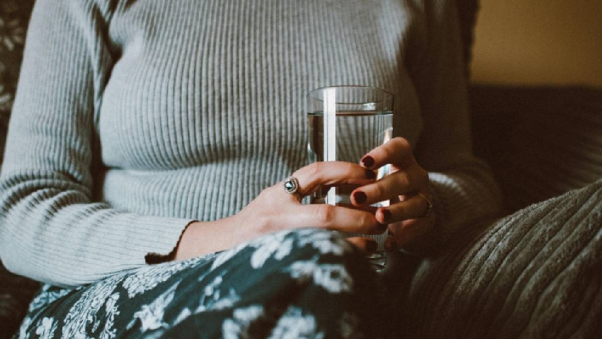 How much water should one drink daily according to age? Daily water ...