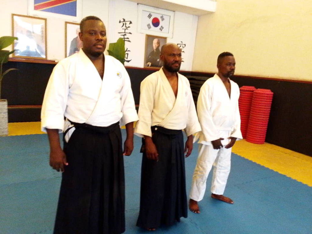 RDC-Aïkido : un instructeur en vacances à Kinshasa dispense ses ...