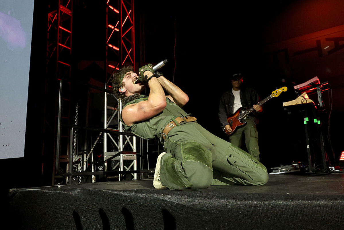 Benson Boone announces tour update after cancellation issue