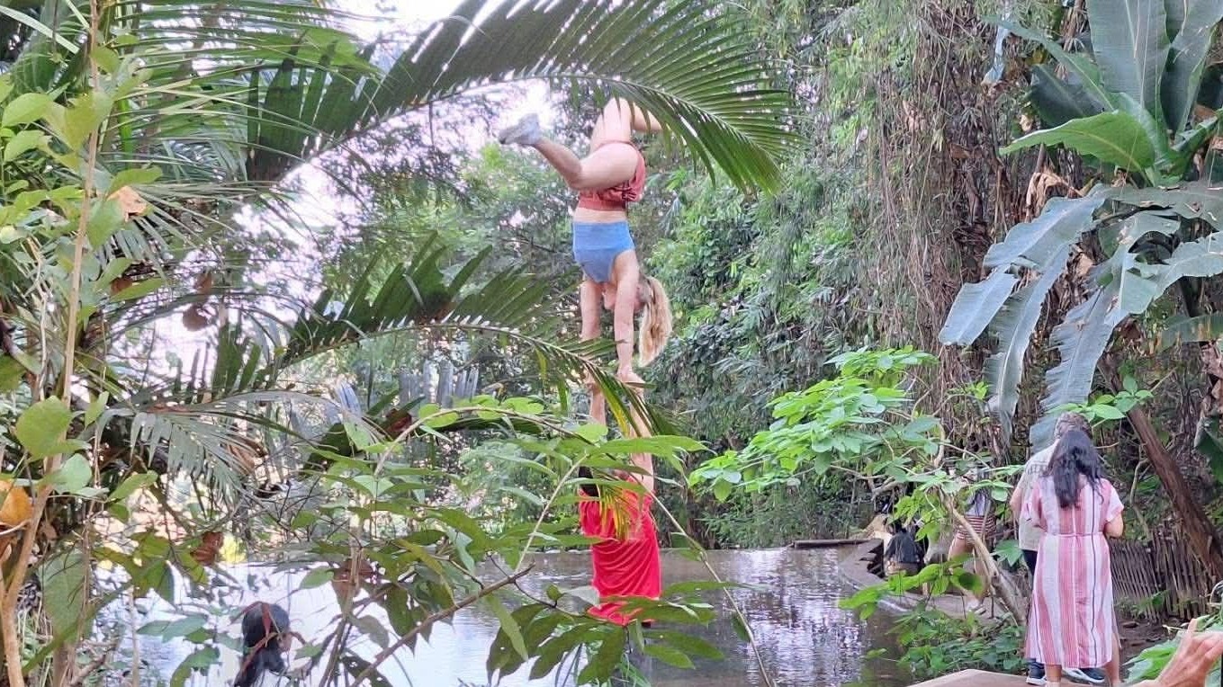 Tourists criticized for yoga poses at Thai temple
