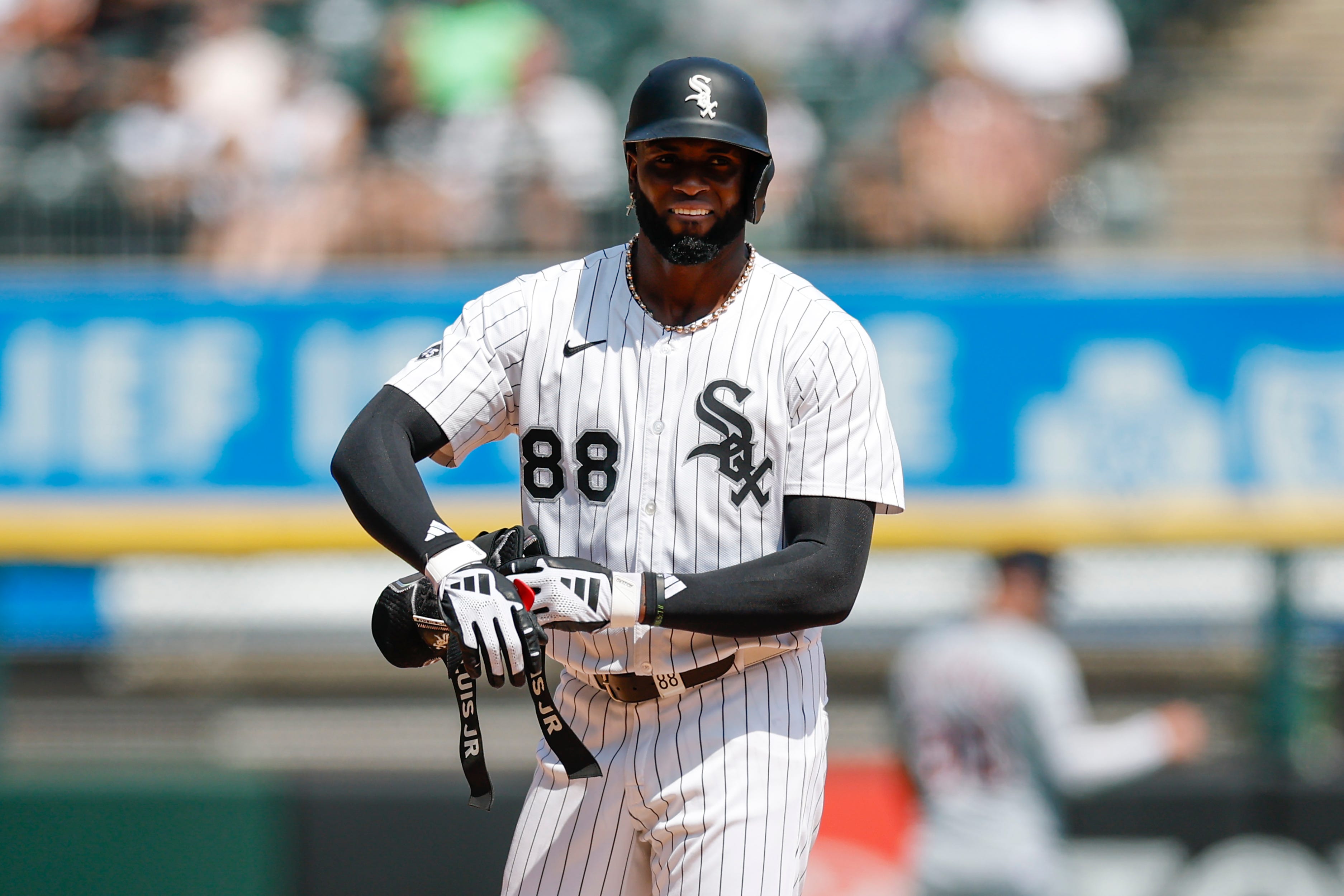 Mets fill outfield hole, acquire Luis Robert Jr. from White Sox