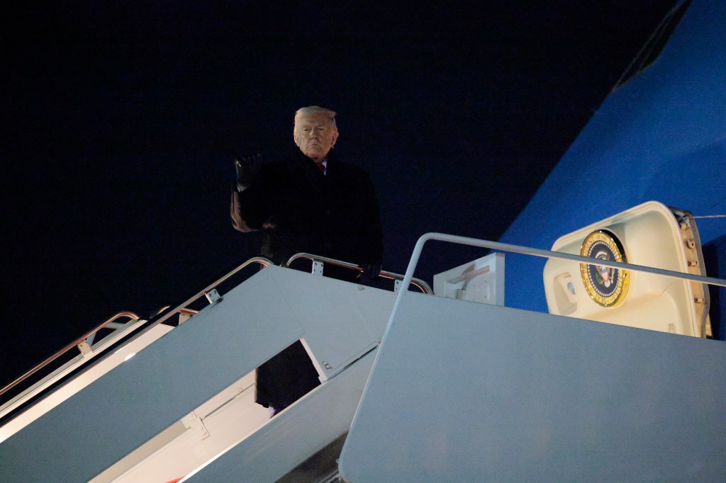 Air Force One forced to turn around after Trump takes off for Davos ...