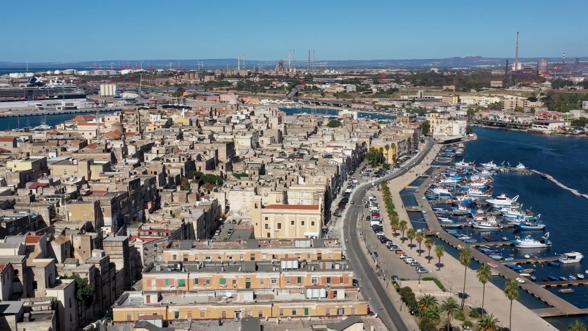 Taranto, Italia: Penerbangan drone di atas kota pelabuhan di Puglia