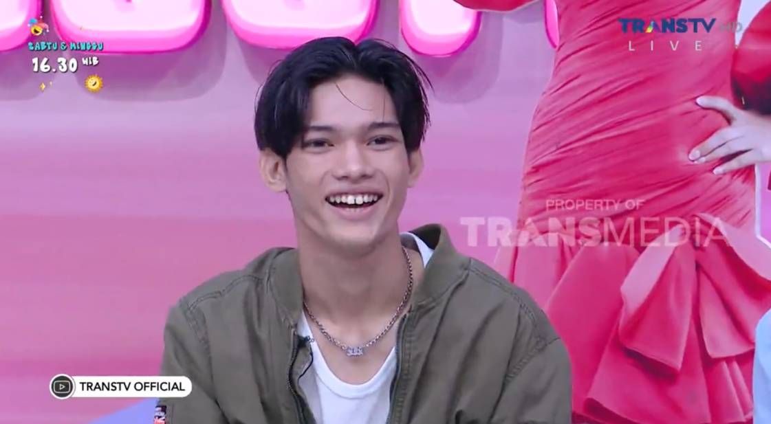 Profil manusia silver yang jadi model catwalk, viral penghasilannya ...