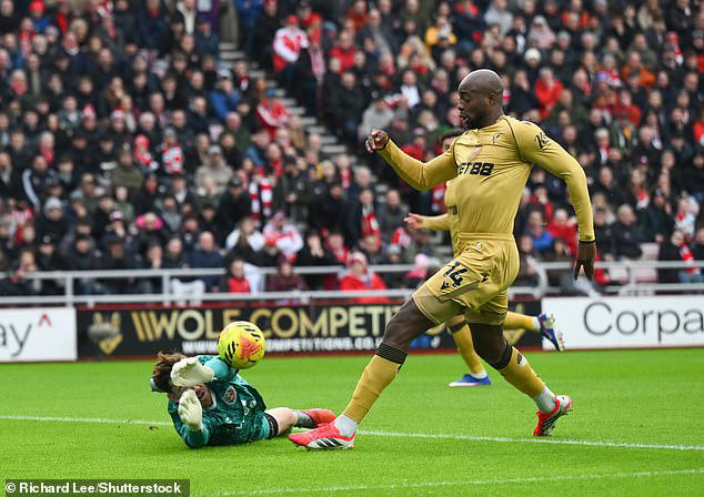 Chelsea in three-way fight with Man United and Liverpool for left back ...