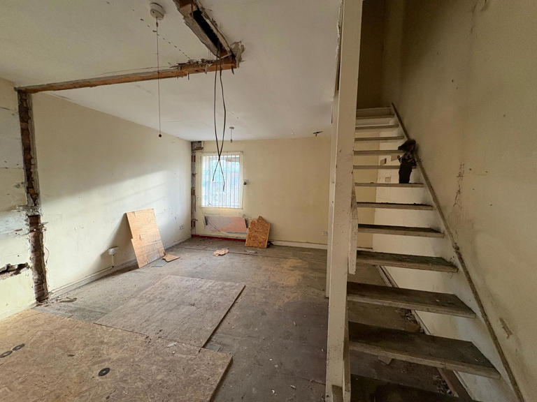 We cannot let buildings like this disappear... this place is so ...