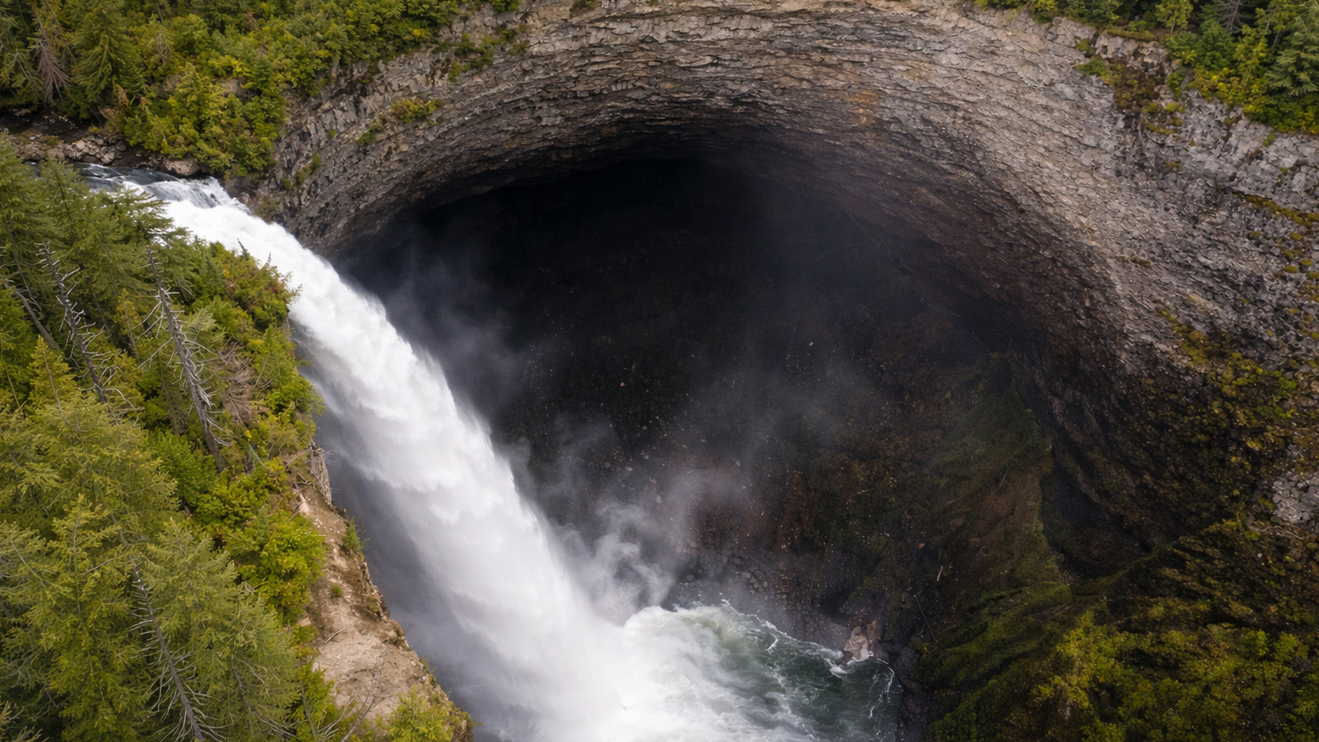 En foss skjult i en steinskål
