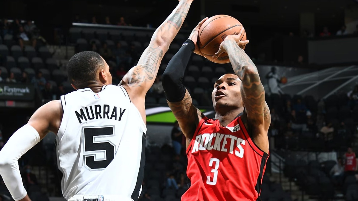 NBA: Rockets triumph over Spurs after a bumpy start with a broken hoop