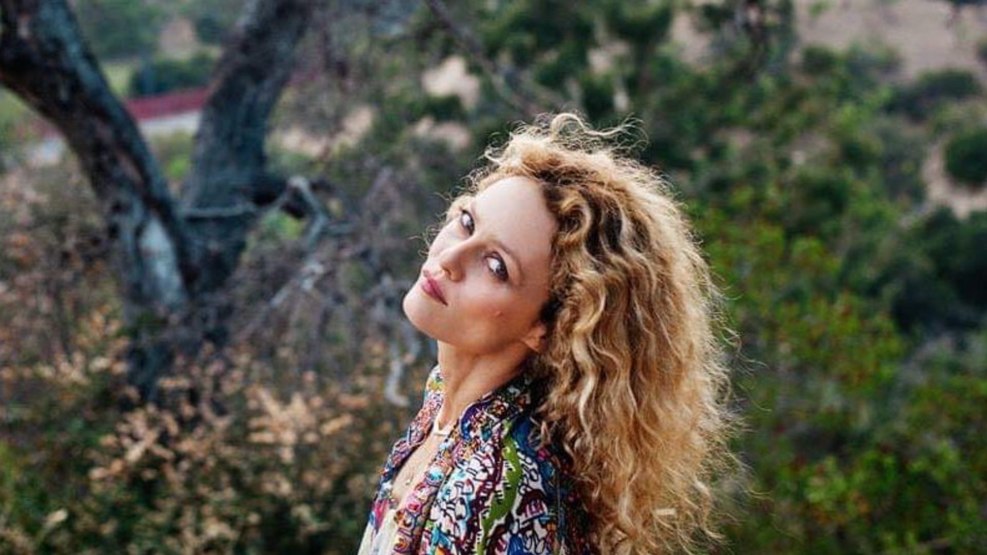 At 53, singer Vanessa Paradis marks the return of an unexpected trend