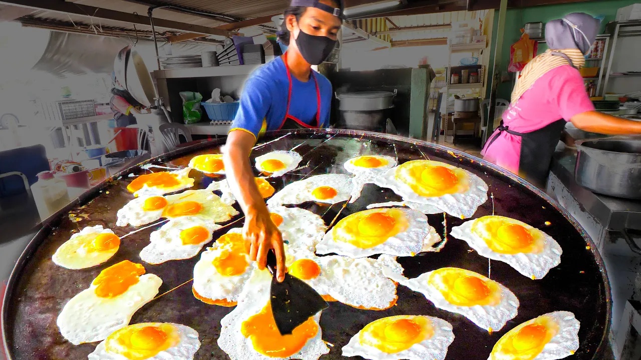 Fast egg frying techniques highlight Melaka’s street food scene