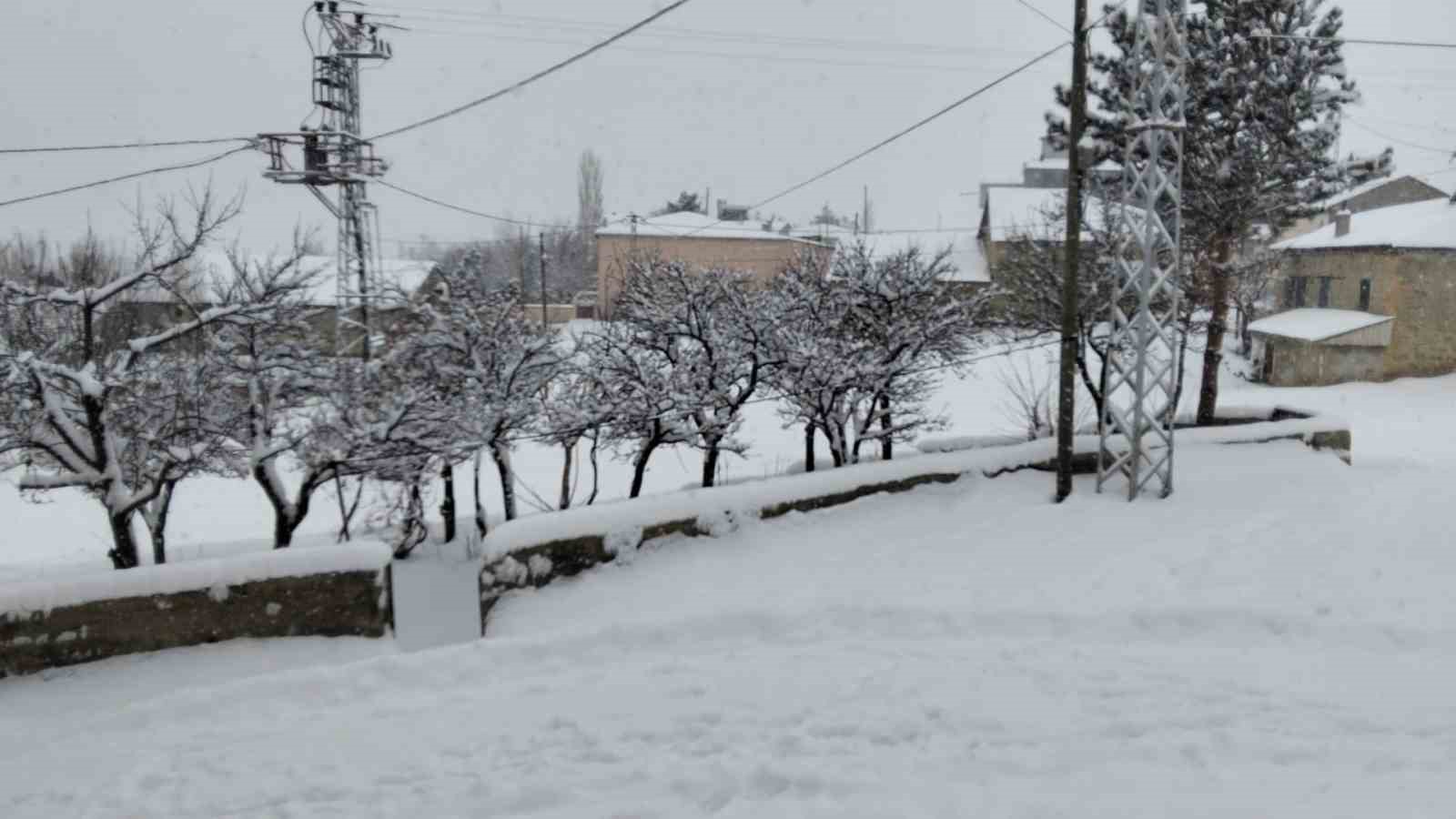"Her şey devletten beklenmez" diyerek köy yollarını kendi imkanlarıyla ...