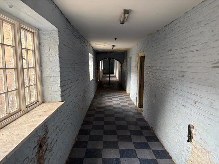 We cannot let buildings like this disappear... this place is so ...