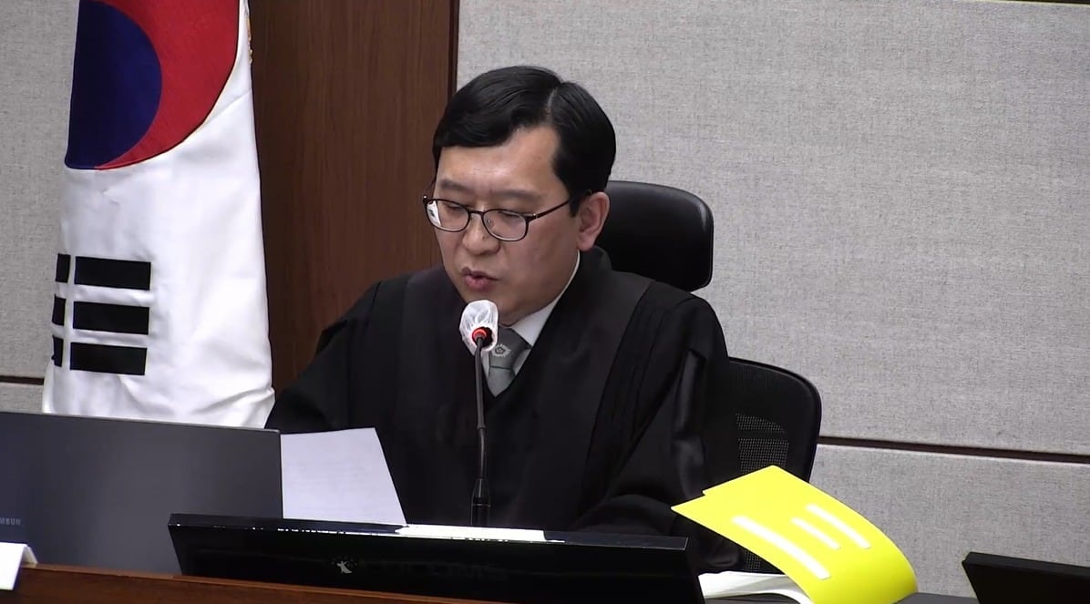 Judge Lee sentences Han Duck-soo to 23 years for 'self-coup'