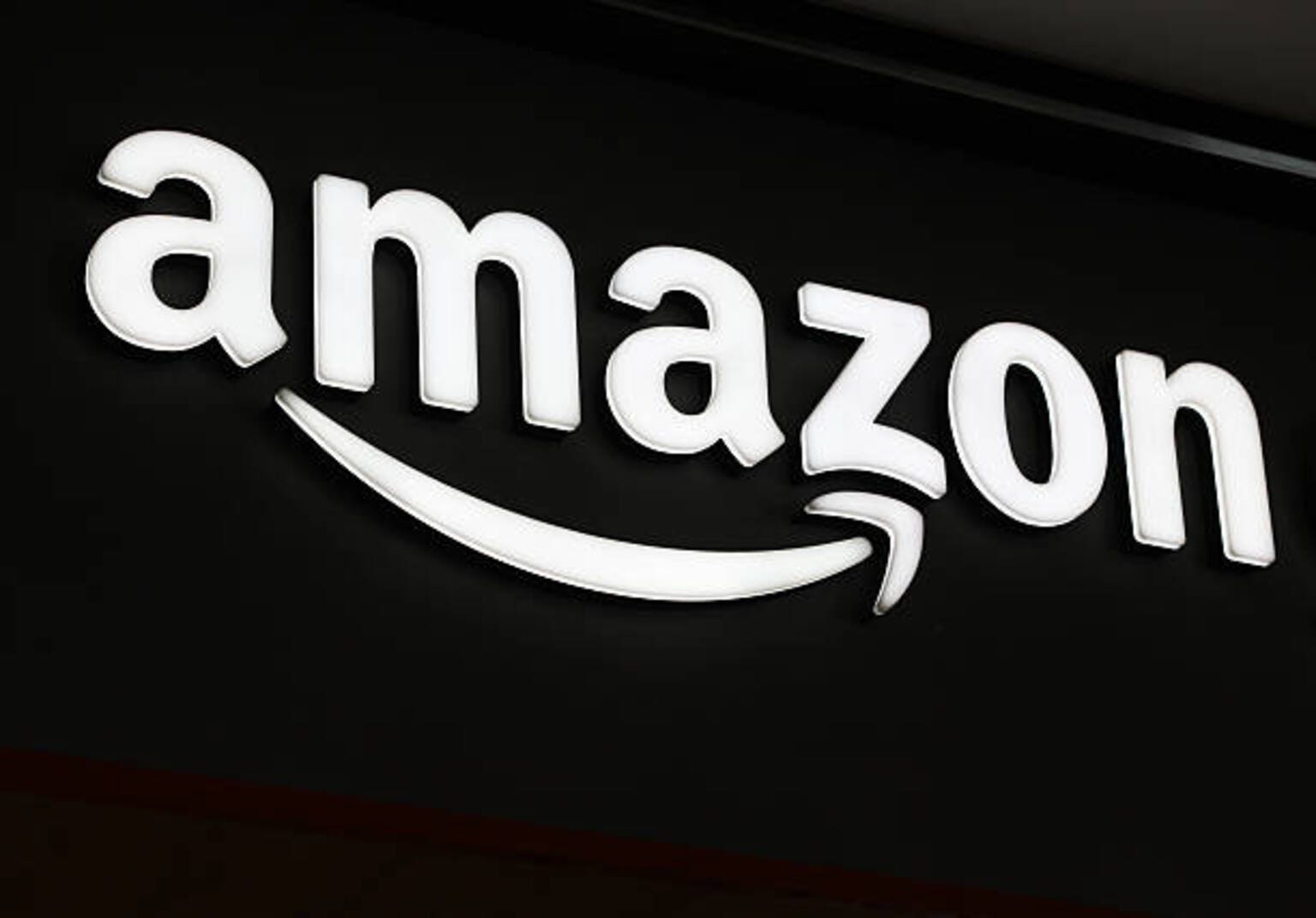 Amazon gets approval to open megastore in Chicago suburb