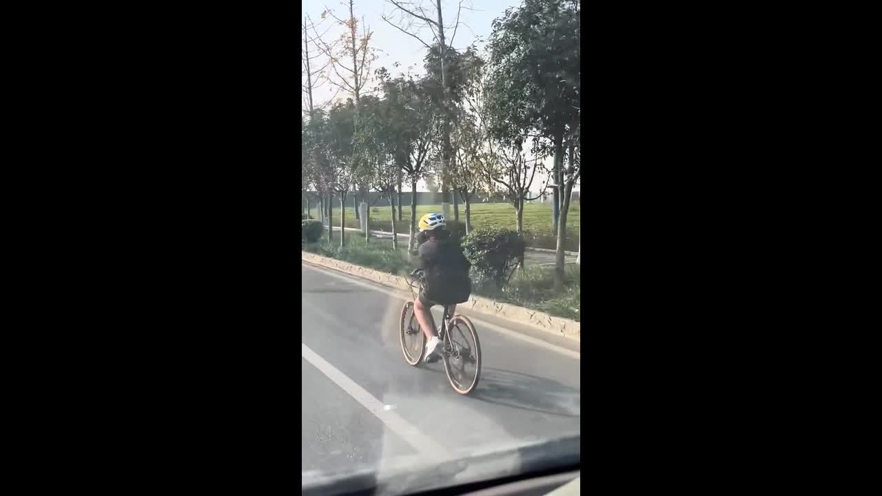 Cyclist with no arms impresses onlookers with skilled bike control