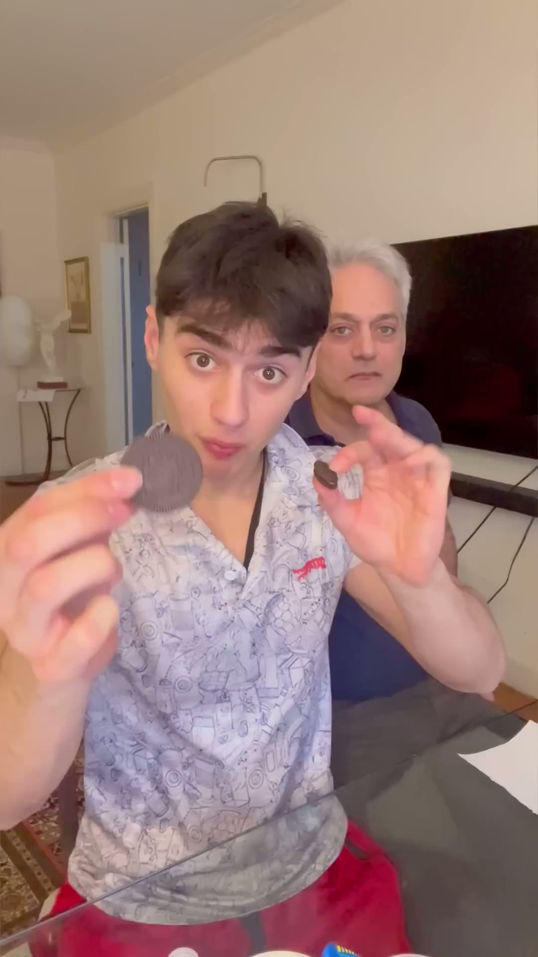 Magic shrinking Oreo trick 😱😂