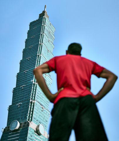 Climber dad of 2 will be scaling 101-story building on live TV, without ...