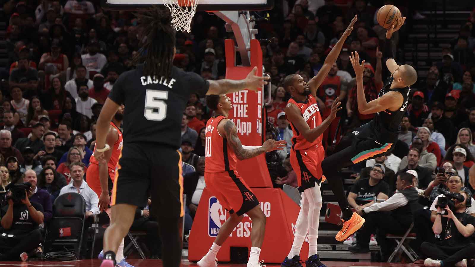 Spurs’ Victor Wembanyama throws down video game dunk over Clint Capela