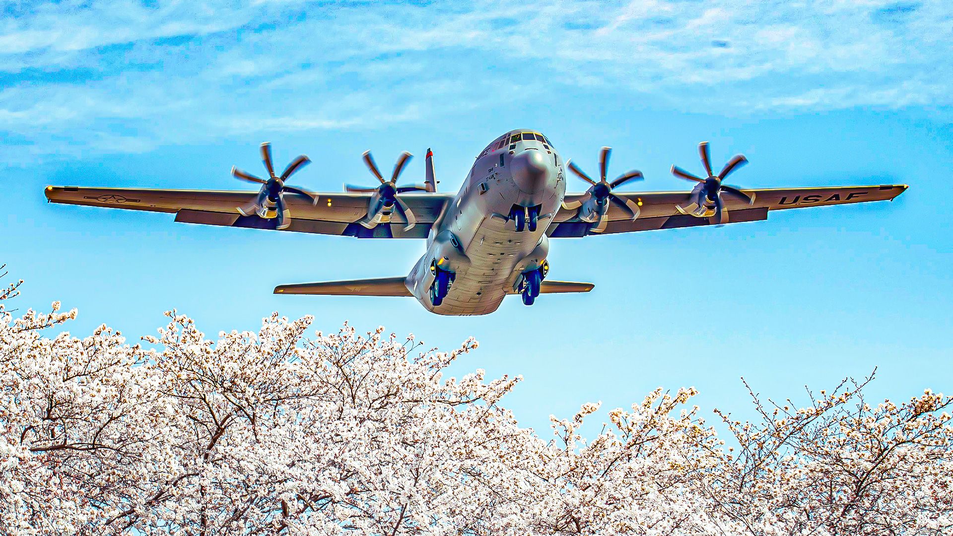 Why can the US Air Force deploy aircraft overseas so rapidly?