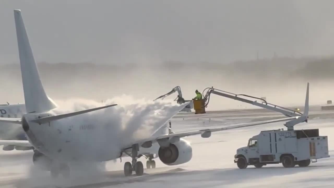 Snowy conditions prompt de-icing of Avelo Airlines Boeing 737 in ...