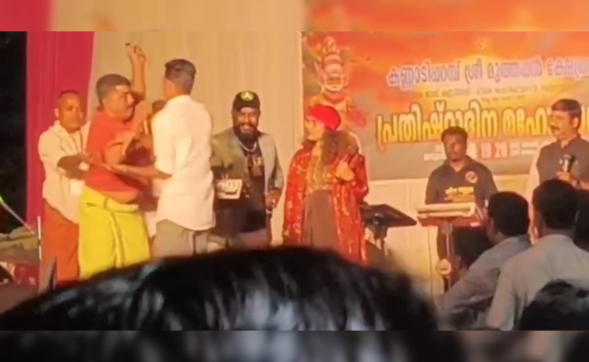 Left group stops 'RSS song' at Kerala temple event, BJP says "anti-Hindu"
