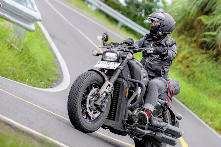 Tetap gaya dan aman ketika touring: 4 pilihan outfit ideal sesuai jenis ...