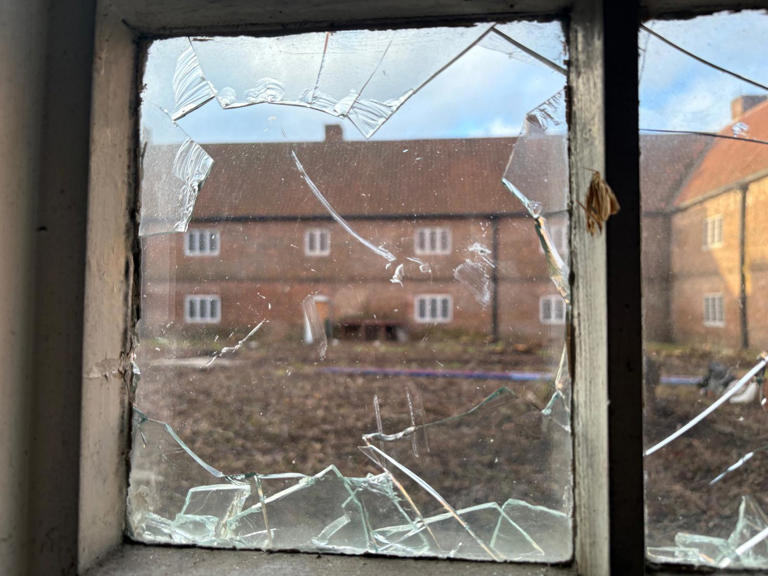 We cannot let buildings like this disappear... this place is so ...