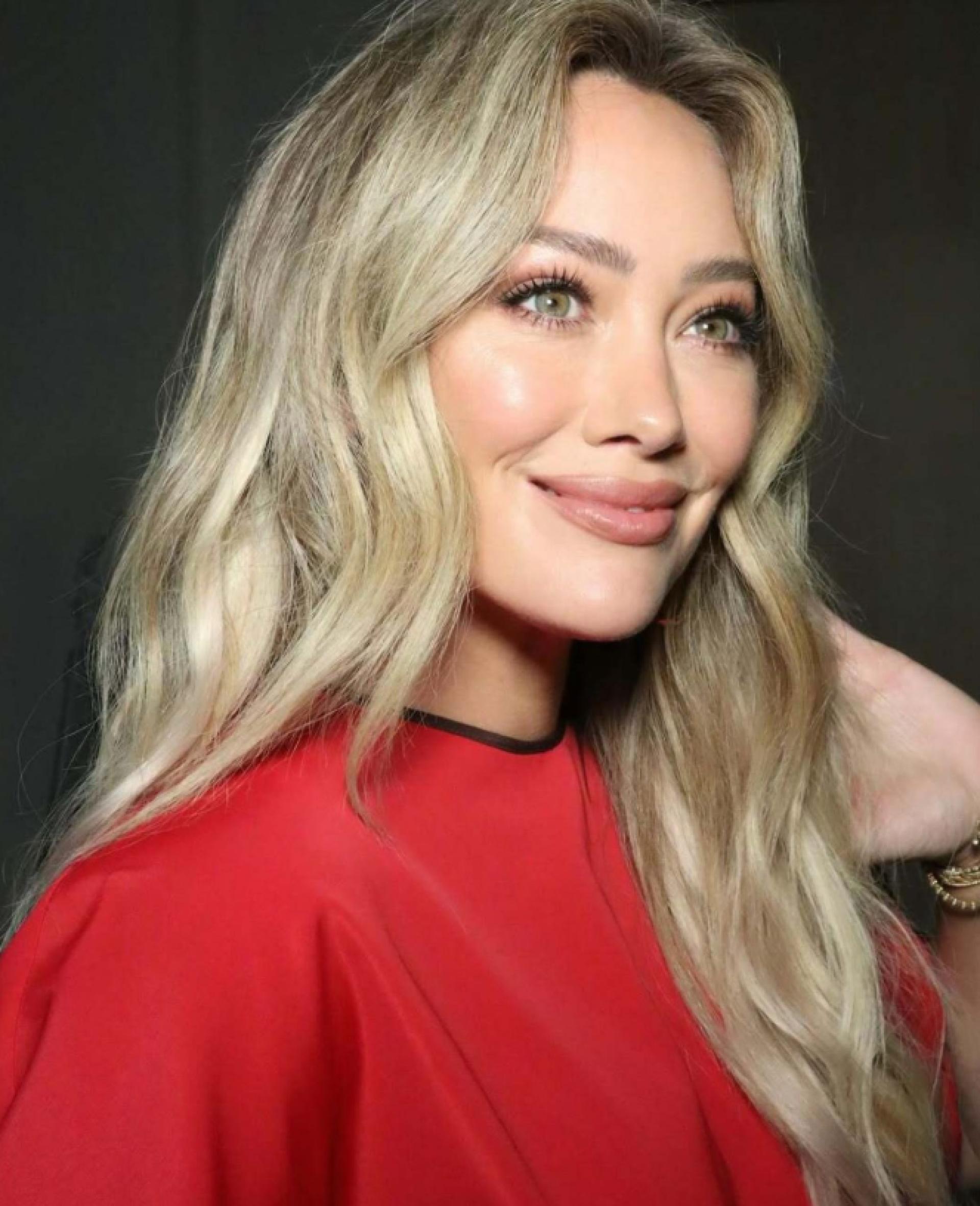 Hilary Duff returns to stage after more than a decade