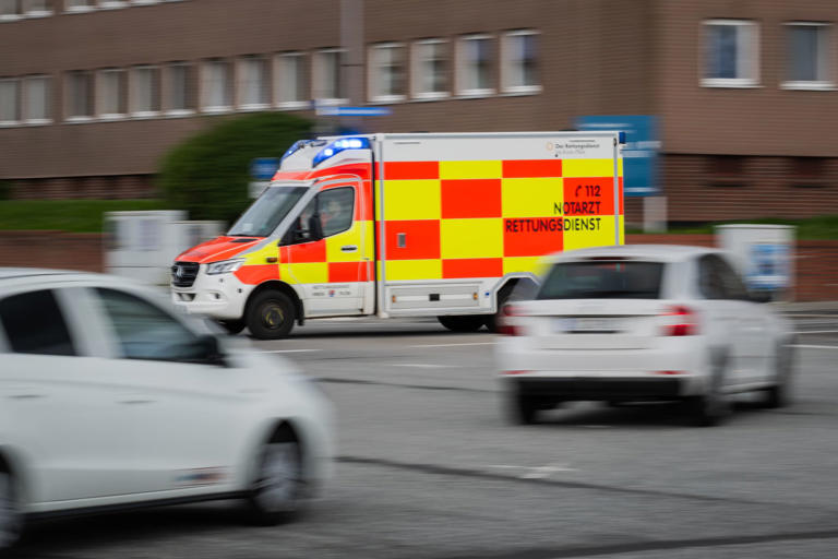 Pkw kollidiert in Kiel mit Rettungswagen – Crew und Patientin verletzt
