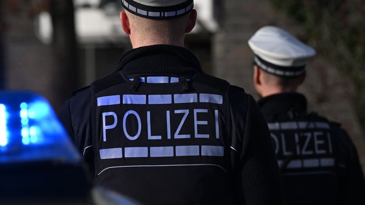 Maskierter Mann droht mit Messer