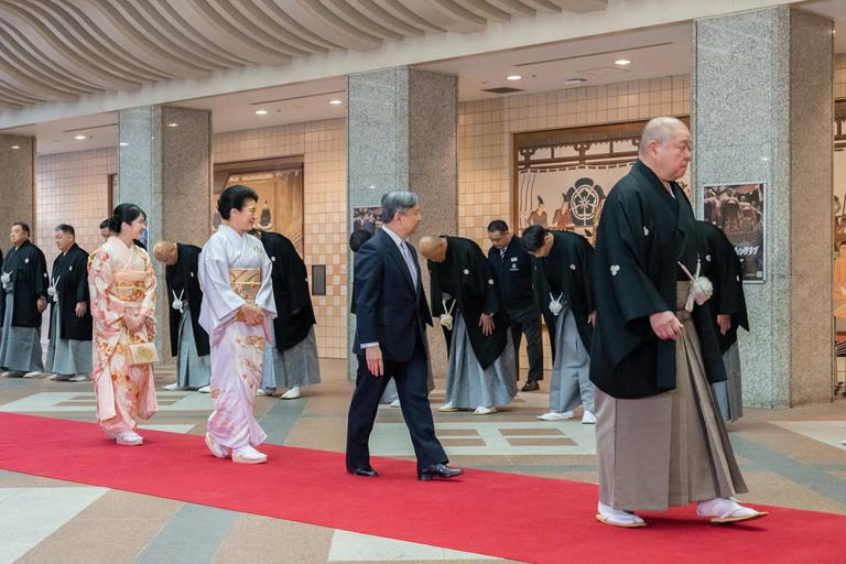 Con kimonos y sandalias regionales, Naruhito y Masako reaparecen con su ...