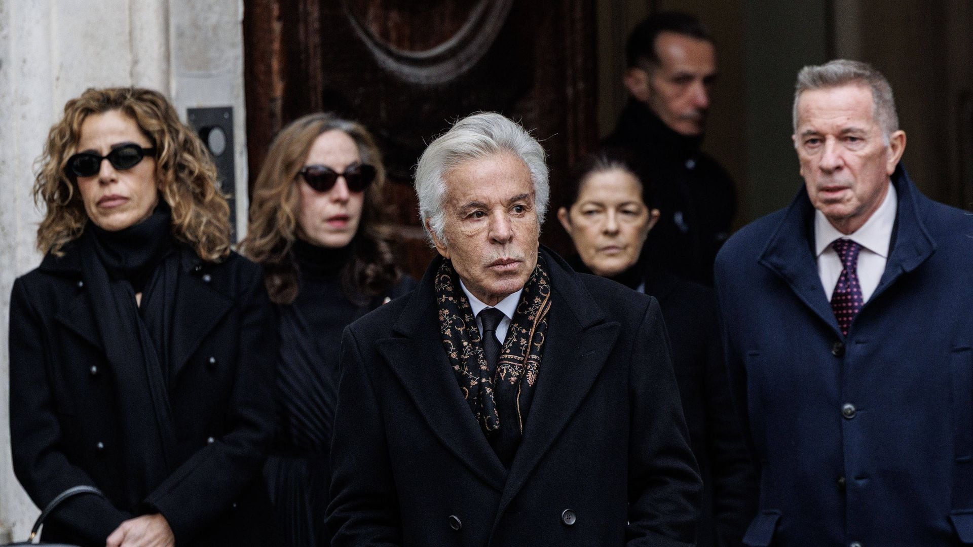 Italia despide a Valentino: la familia del diseñador, rota de dolor en ...