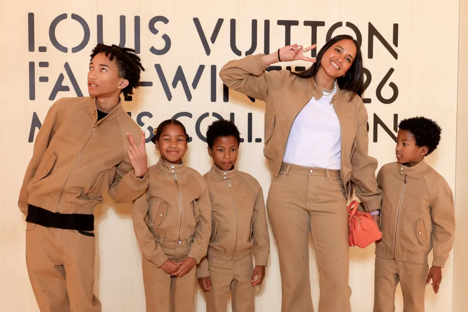 Mulher de Pharrell Williams posa com os filhos (e vestidos de igual)