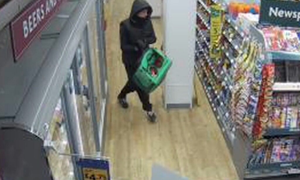 Hungriger Dieb hat auf frischer Tat ertappt, wie er Süßigkeiten in den ...