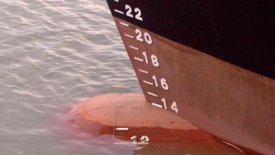 This is how ships too heavy for scales are measured