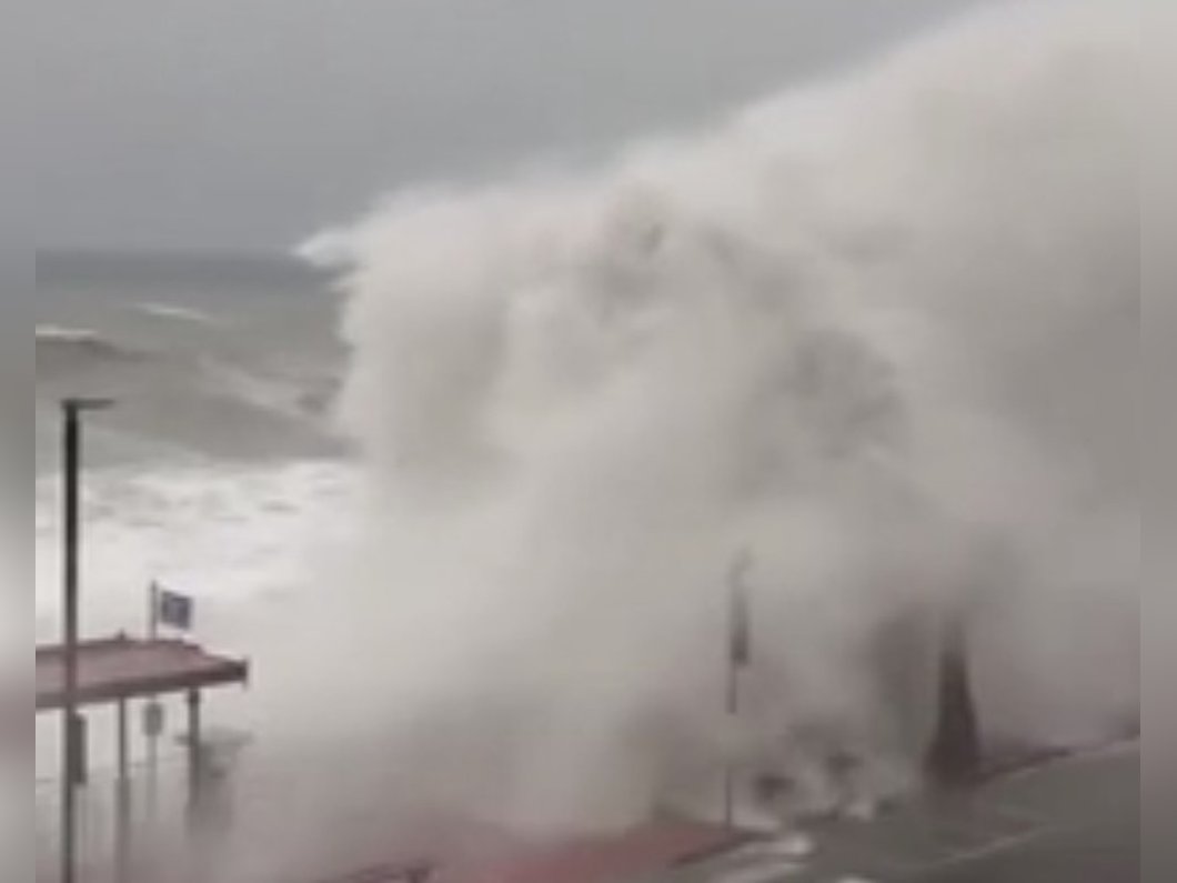Storm Harry: Giant waves devastate Sicily