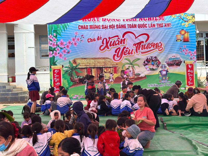 Học sinh gói bánh chưng hướng về Đại hội XIV của Đảng