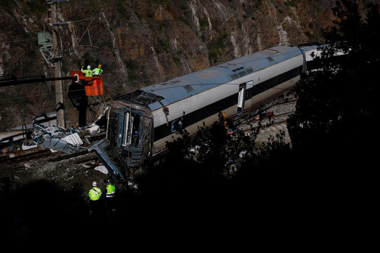Spanish train drivers call for strike after deadly derailments