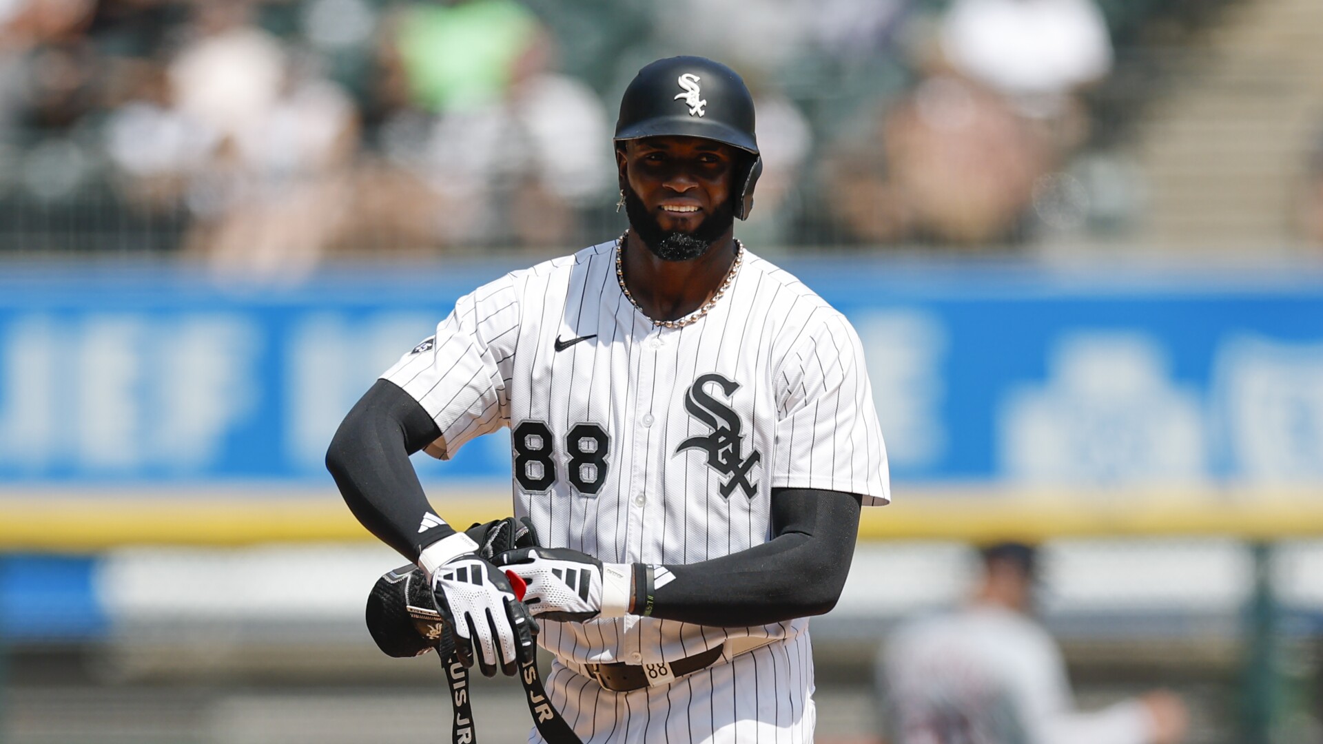 Mets acquire CF Luis Robert Jr. in a trade with the White Sox