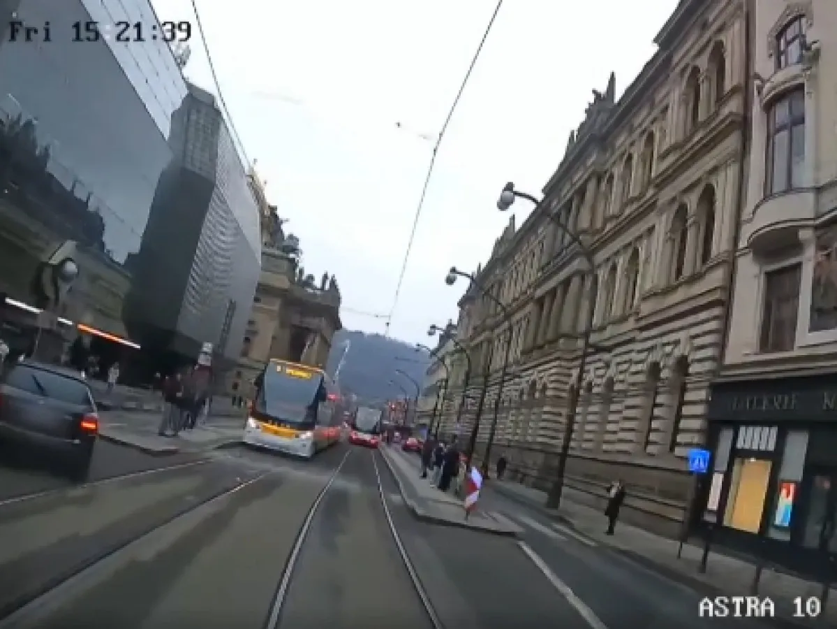 Video: Divoká policejní honička v centru Prahy, lidé museli před autem uskakovat