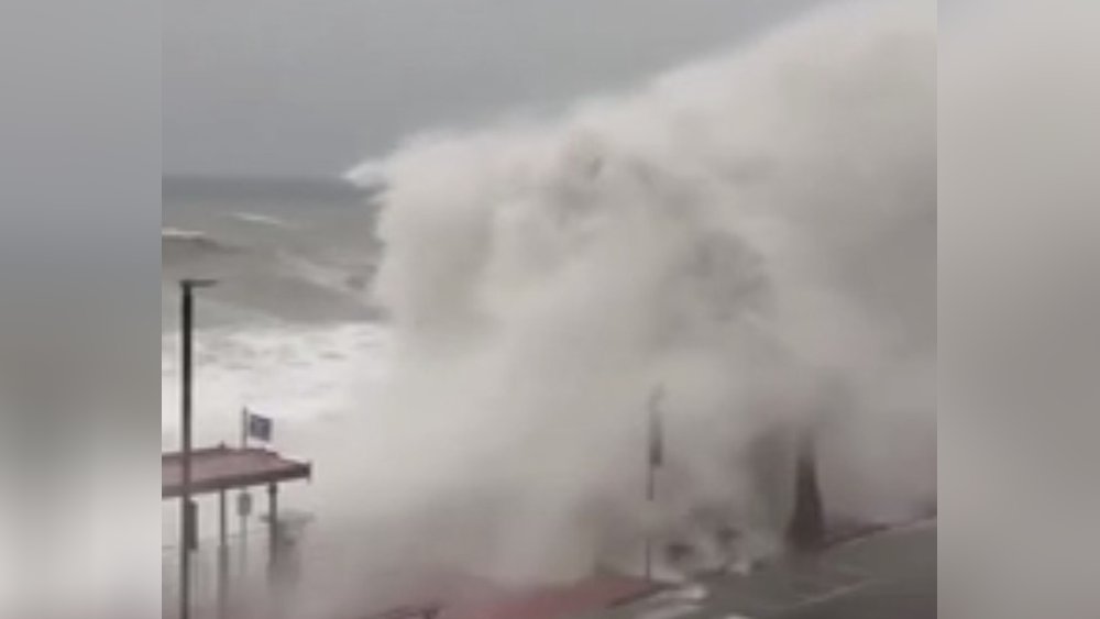 Storm Harry: Giant waves devastate Sicily