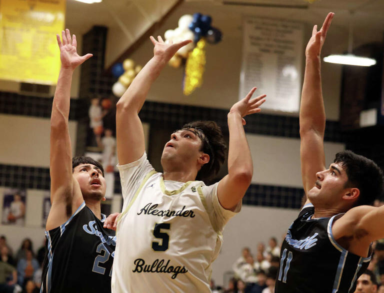 Photos: South leaves Alexander with win, in first place