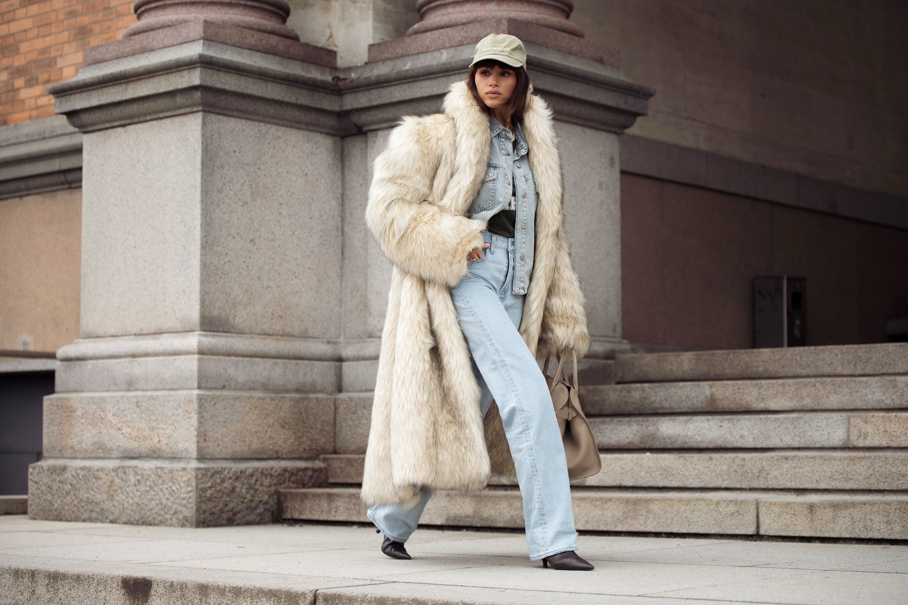 Los jeans bootcut se llevan con estos zapatos en tendencia para un look ...