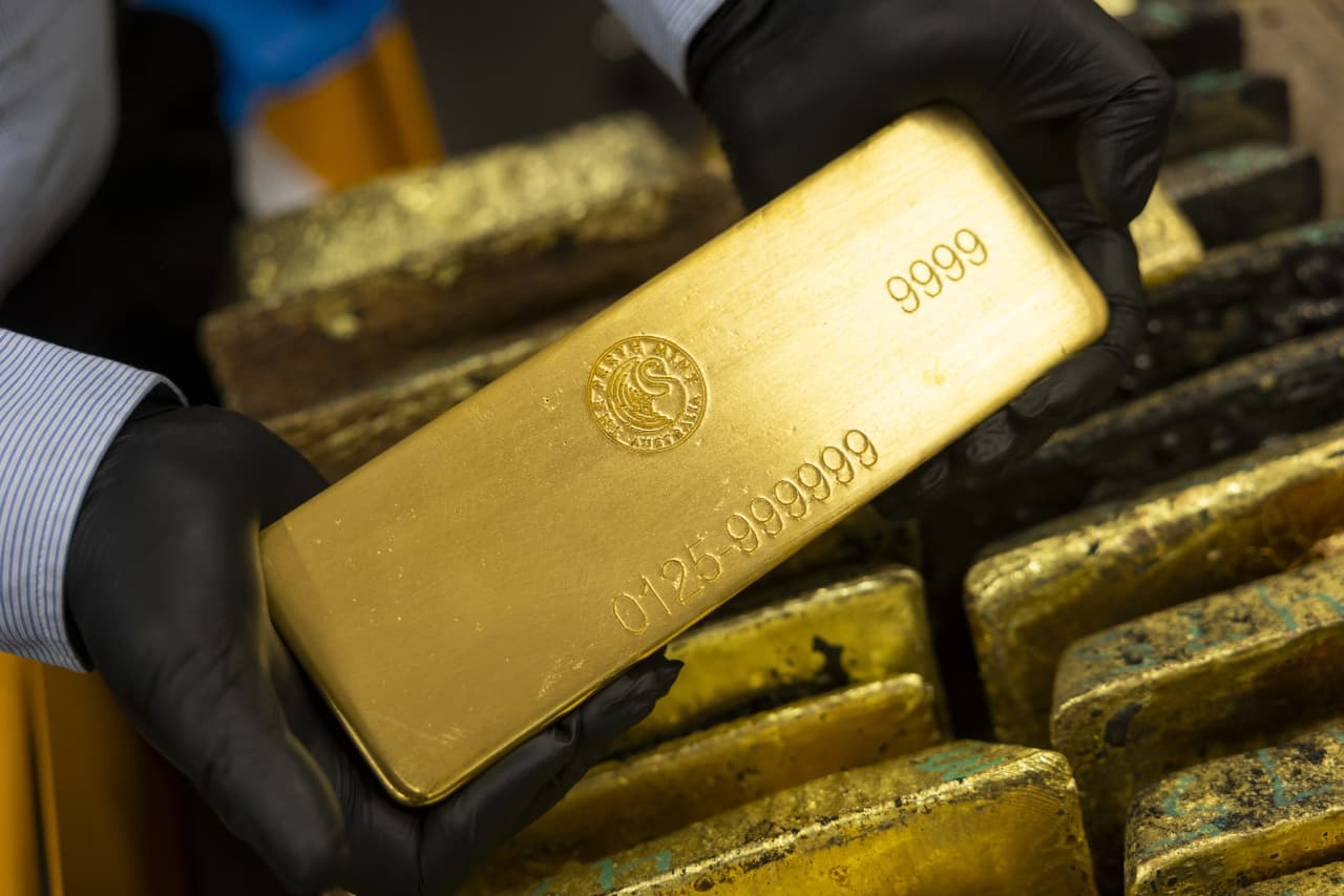 Gold surges over $4,800 to new high. Why it’s leaving silver behind