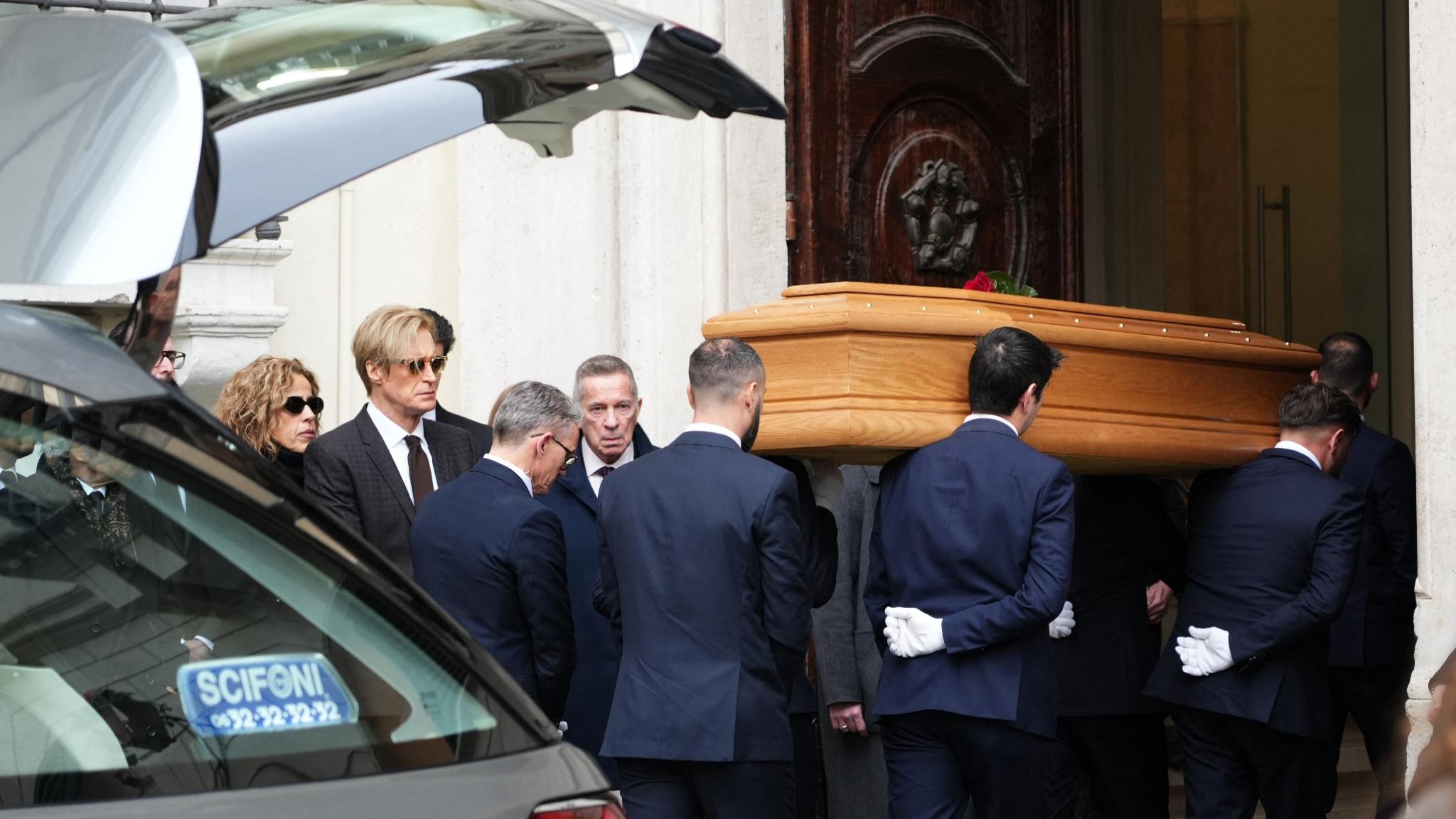 L'addio a Valentino, aperta al pubblico la camera ardente