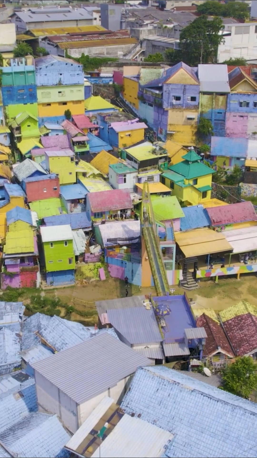 Fly over Jodipan, Malangs regnbuelandsby i fantastisk dronevideo
