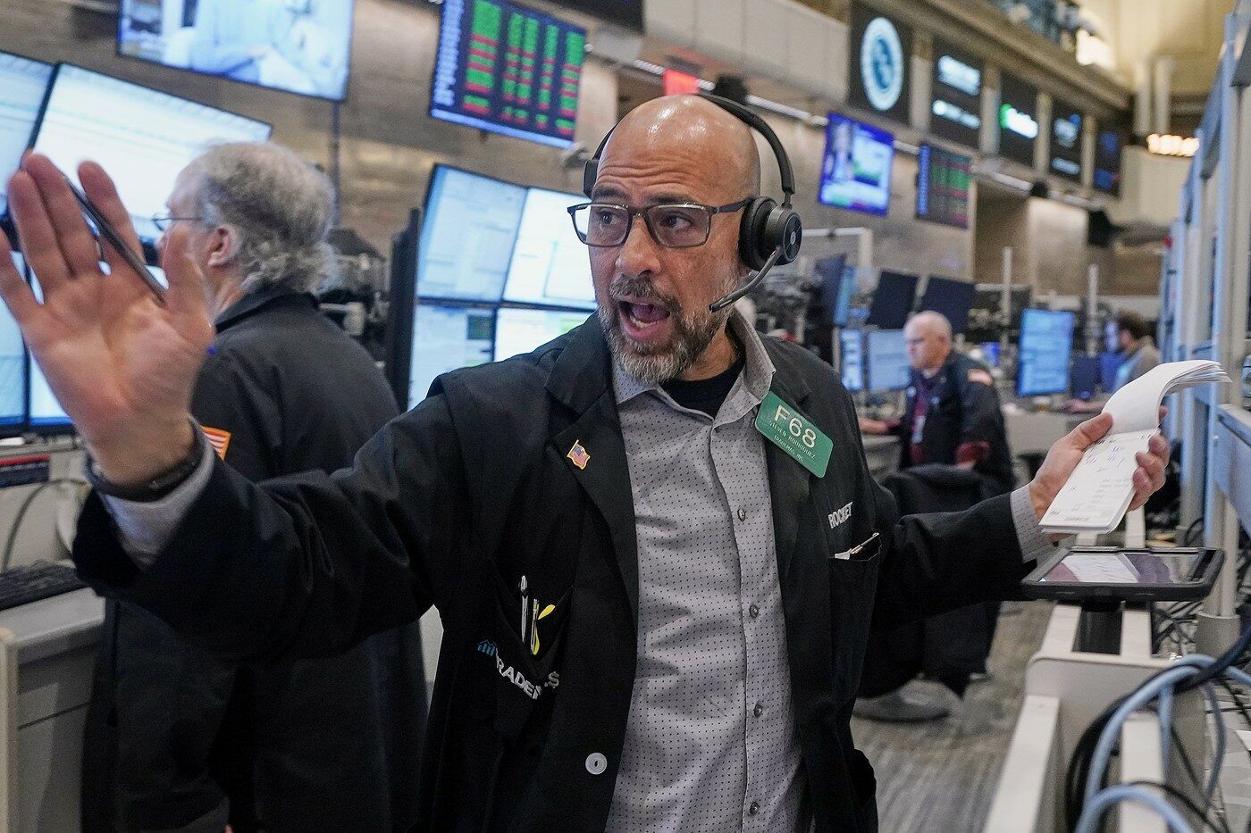 Výplach na trzích. S&P 500 a Dow Jones prudce klesly, Trumpovy hrozby ...