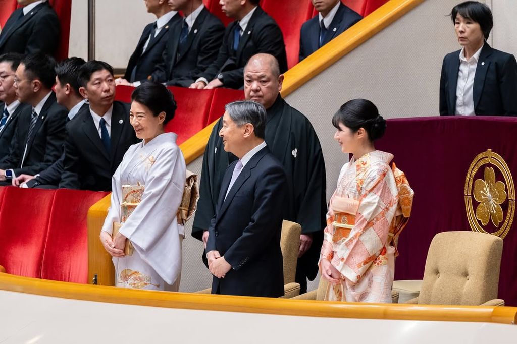 Con kimonos y sandalias regionales, Naruhito y Masako reaparecen con su ...